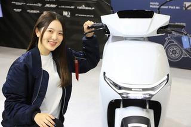 ホンダ「CUV e:」の実車は想像以上に未来的だった! せんちゃんが跨ってみました【オートバイ女子部のフォトアルバム】 - 株式会社モーターマガジン社