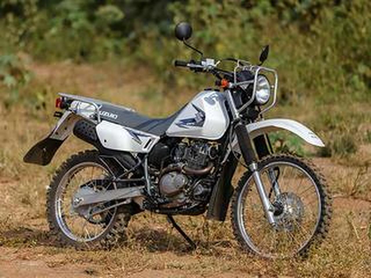 【まだまだ現役!】スズキ「DR200SE」はジェベル直系の名車!アフリカで愛され続ける理由とは?【世界でがんばる!! 日本メーカーの珍車大図鑑 ...