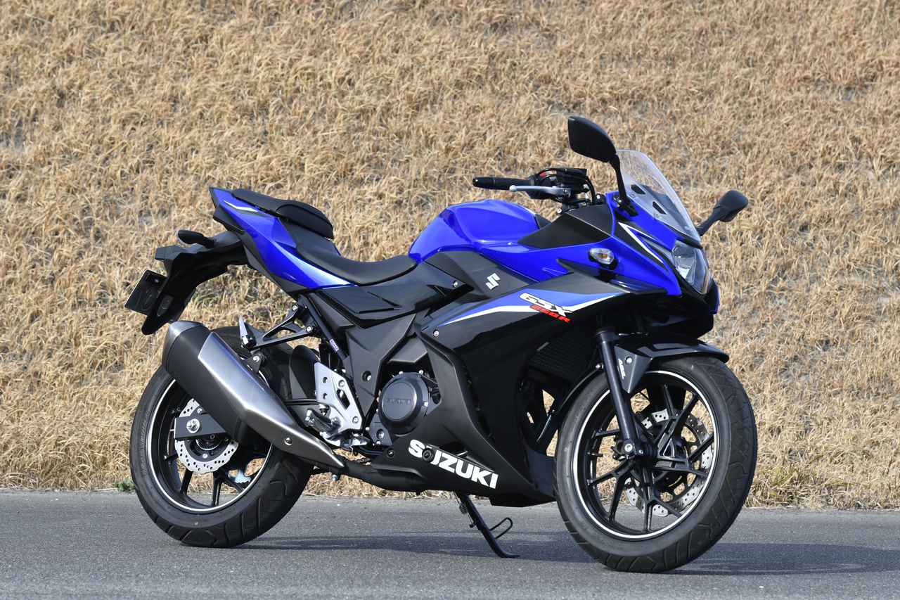 『GSX250R』の燃費や足つき性は？ おすすめポイントや人気の装備、価格やスペックを解説します【スズキのバイク！の新車図鑑 250cc編 ...