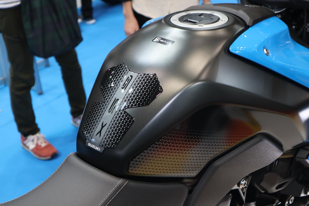 【実車はこうだ！】新型『GSX-8S』の足つきや細部をチェックしてきた！【スズキのバイク！ の耳よりニュース／東京モーターサイクルショー ...
