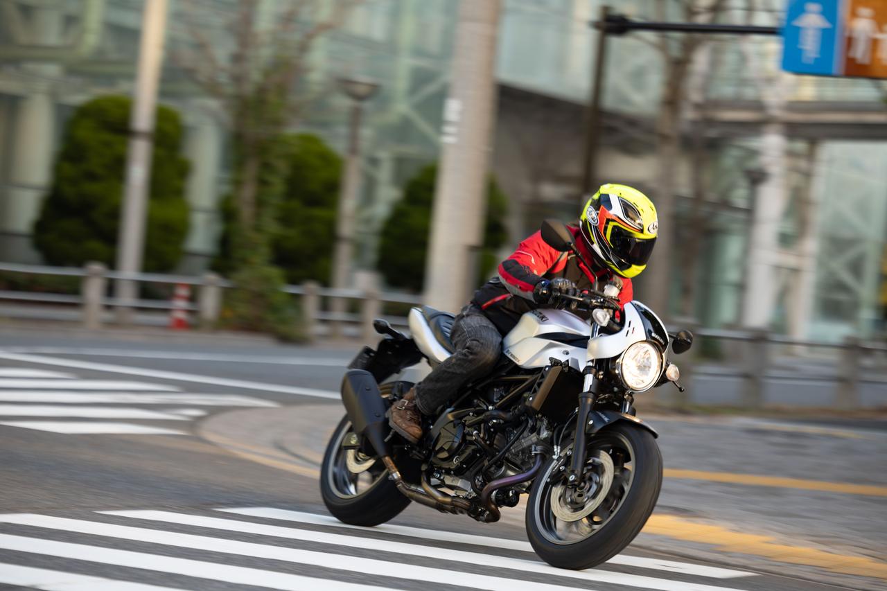 オシャレなミドルネイキッド『SV650X』はハードなセパハンでも街中は意外と快適？【20代バイクインプレ修行中／SV650 ①街乗り編 ...