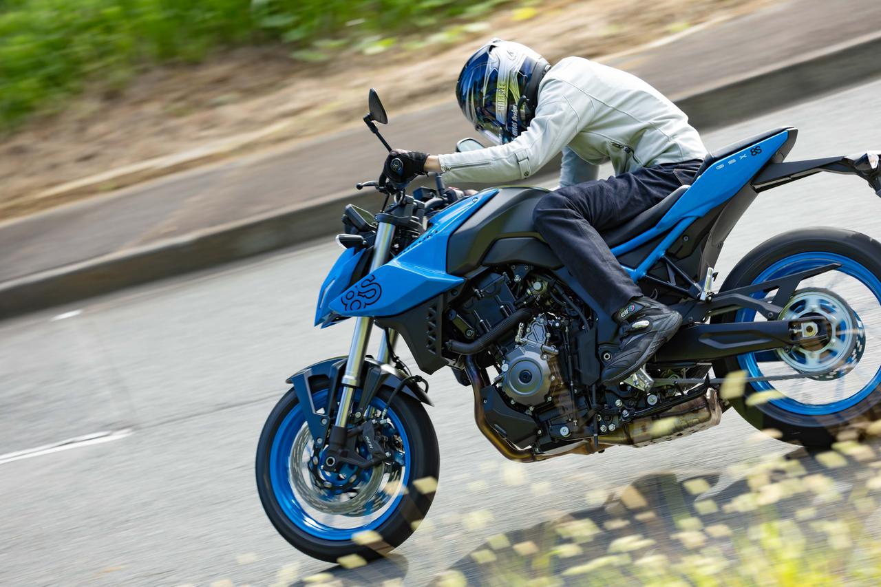 峠における『GSX-8S』と『GSX-8R』の違いとは？ ひょっとして『8S』はコスパ最強の大型バイクなのかもしれない…… 【SUZUKI GSX-8S／インプレ・レビュー 後編 ...