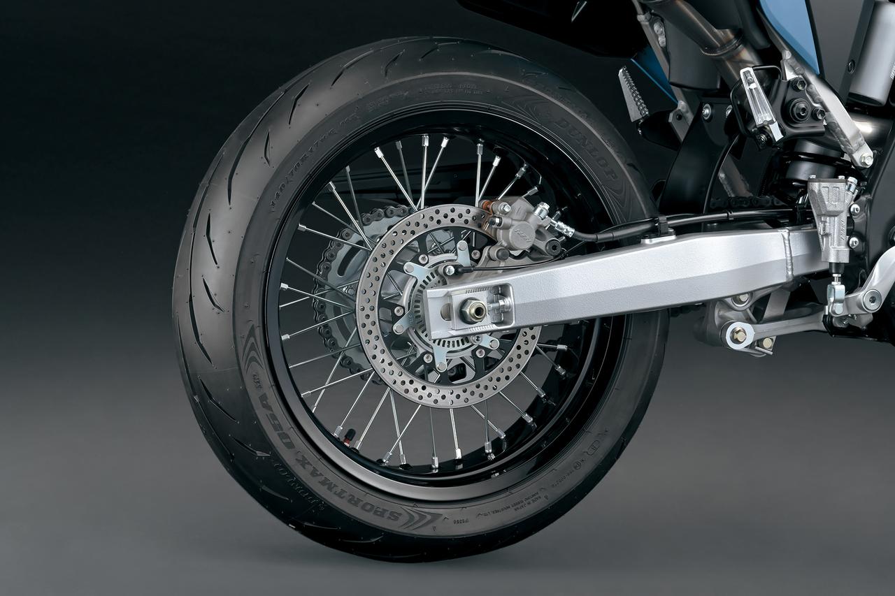 【メカ解説】 新型400cc『DR-Z4SM』は250ccバイクとは比較にならないハイパワー⁉ 重量154kgの軽さ＆電子制御フル装備に加えて必殺『Gモード』搭載でフラットダートも爆走か ...