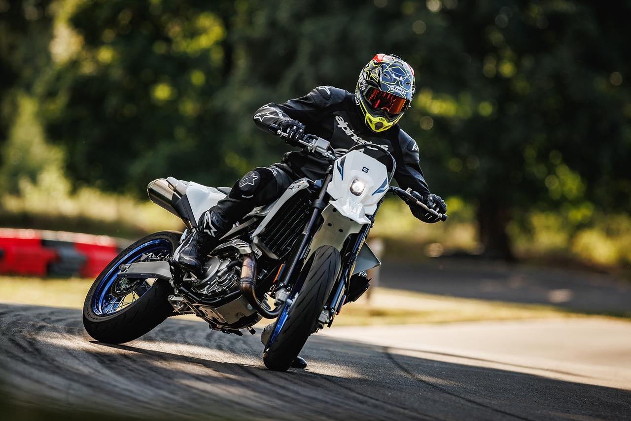 【メカ解説】 新型400cc『DR-Z4SM』は250ccバイクとは比較にならないハイパワー⁉ 重量154kgの軽さ＆電子制御フル装備に加えて ...