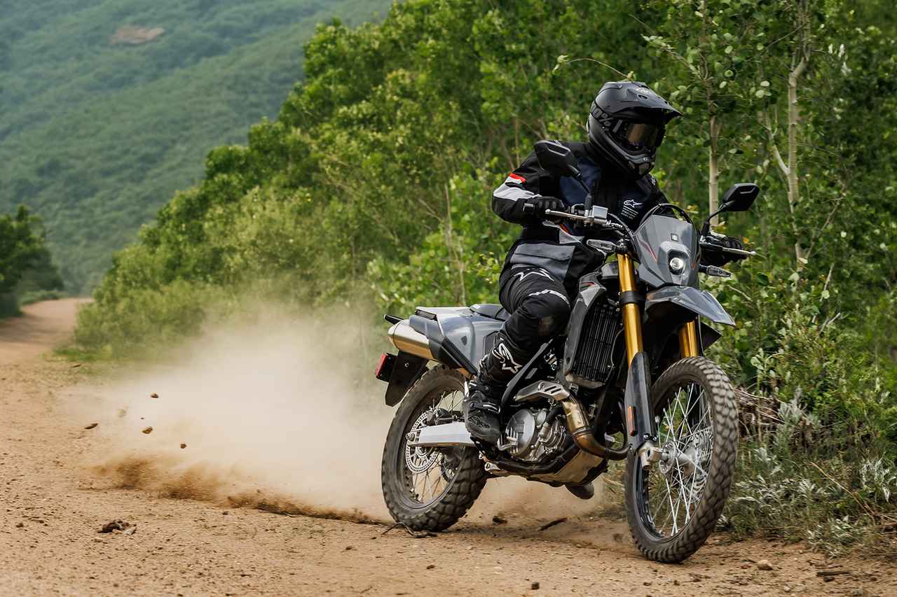 【2025速報】スズキ新型『DR-Z4S』発表！ 渾身400ccオフロードバイクの『スペック＆写真』をまずはお届け！【スズキのバイク！の新車ニュース ／DR-Z4S（2025）】 (1/4 ...