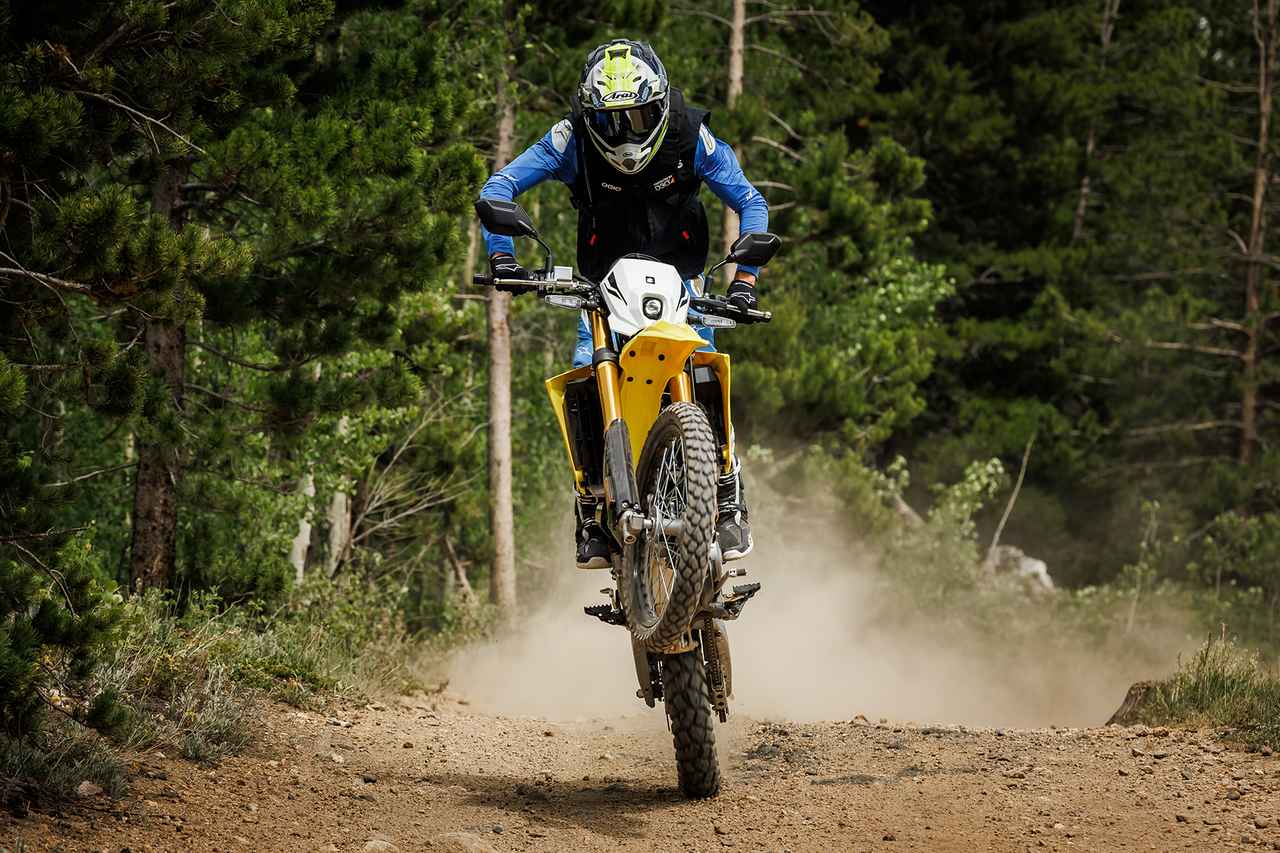 【要点まとめ】スズキの新型400ccバイク『DR-Z4SM』と『DR-Z4S』は何がスゴいの？ 発売日や250ccとの違い、車検の有無なども含めて一度まとめます！【スズキのバイク！ の新車 ...