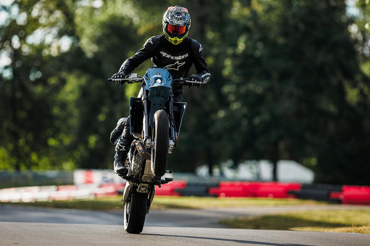 【要点まとめ】スズキの新型400ccバイク『DR-Z4SM』と『DR-Z4S』は何がスゴいの？ 発売日や250ccとの違い、車検の有無なども ...