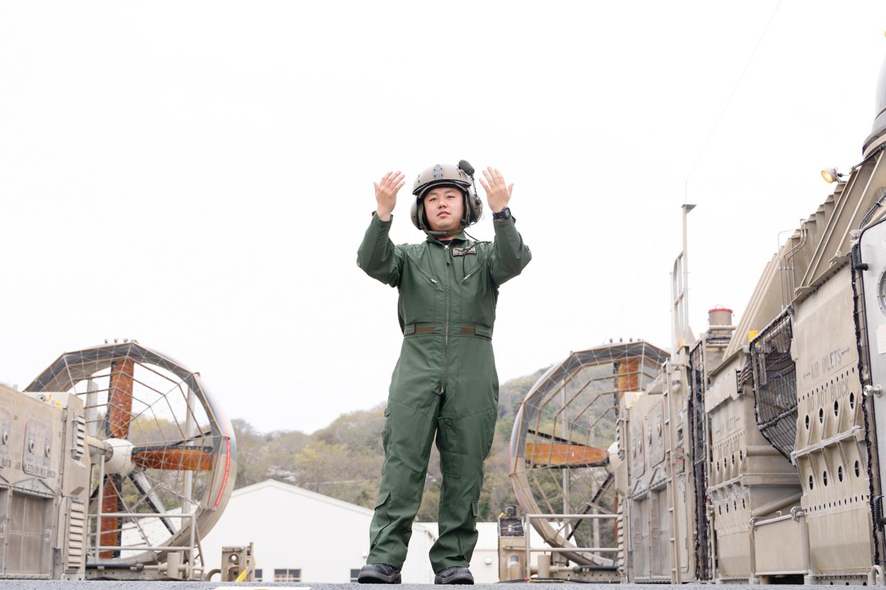 自衛隊唯一のホバークラフト「LCAC」を動かすクルーたち 5人で最大限の力を発揮 - MAMOR-WEB