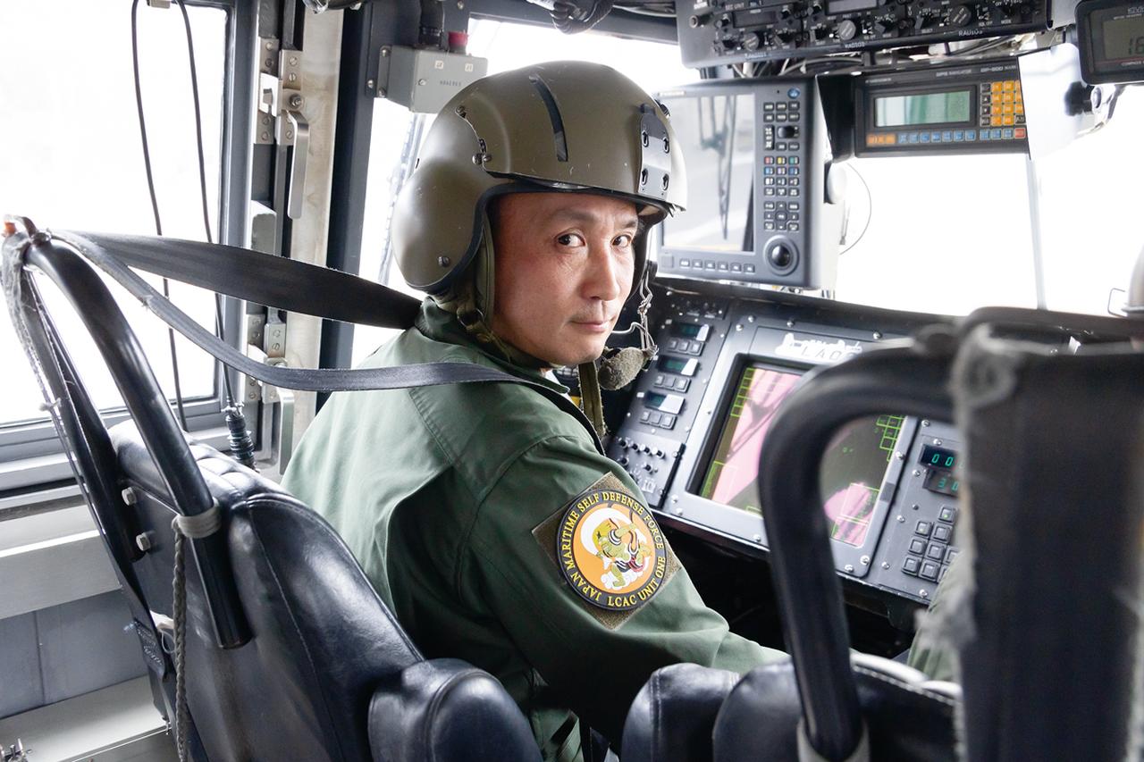 自衛隊唯一のホバークラフト「LCAC」を動かすクルーたち 5人で最大限の力を発揮 - MAMOR-WEB