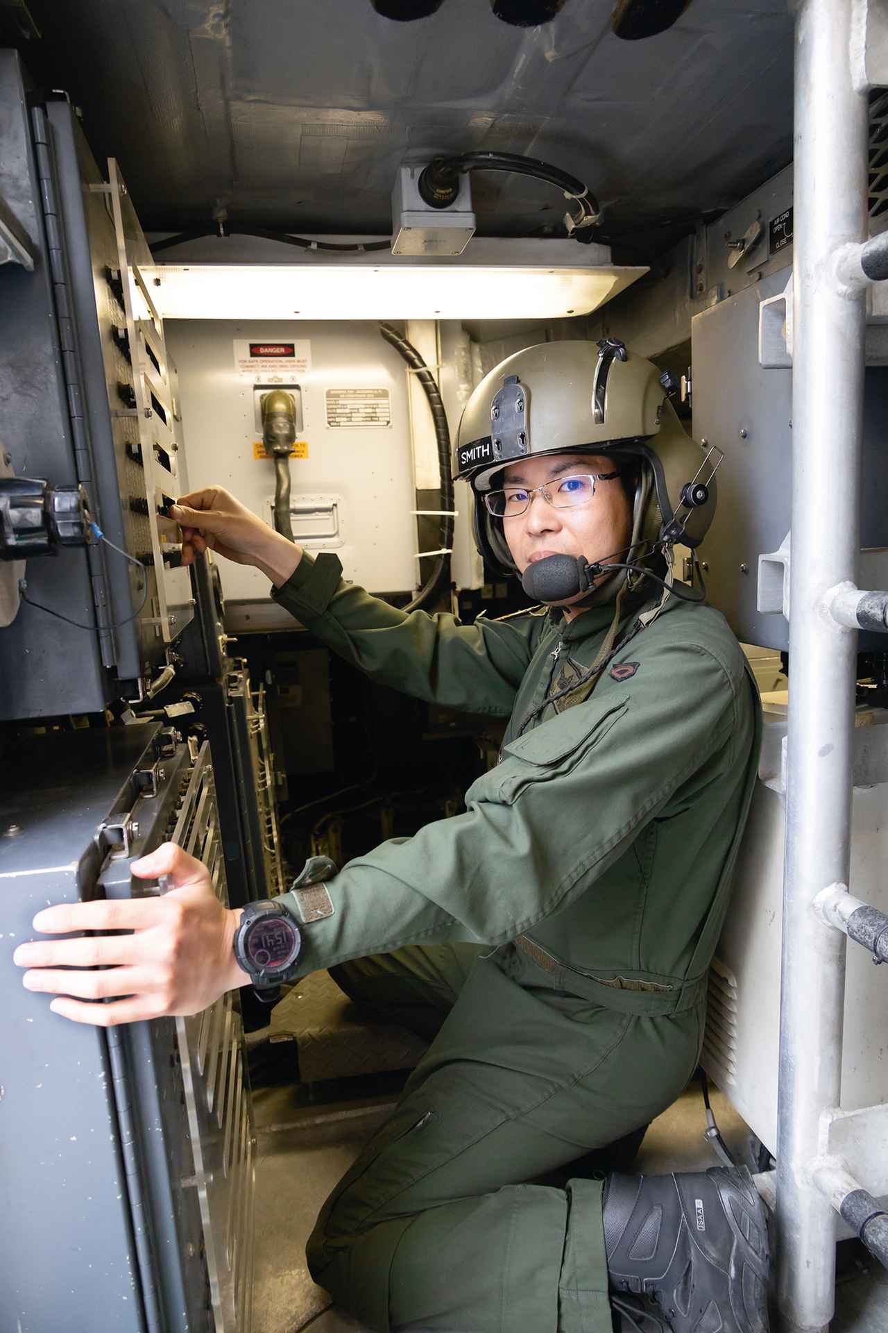 自衛隊唯一のホバークラフト「LCAC」を動かすクルーたち 5人で最大限の力を発揮 - MAMOR-WEB