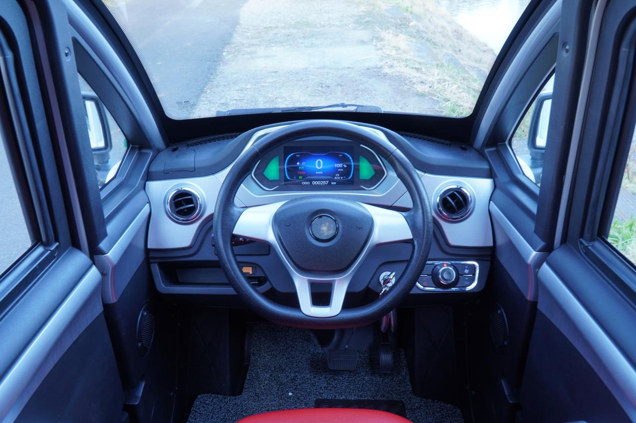 【試乗レビュー】65万円の日本最安級原付ミニカー「EV-eCo」に乗ってみた！ 大胆に割り切った1人乗りの超小型EV (1/3) - スマートモビリティJP