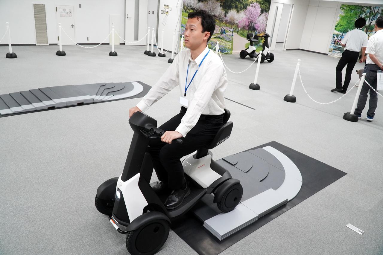 ダイハツのシニアカー「e-SNEAKER」に乗ってみた。歩行移動の拡張をもたらす、最小単位のパーソナルモビリティ (3/3) - スマートモビリティJP