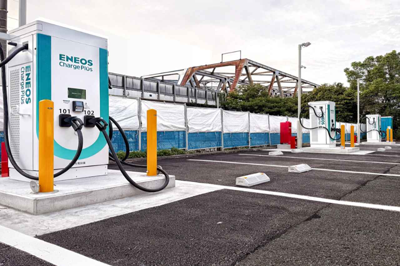 トラックも経路充電する時代に。ENEOSがトラック対応の商用車専用EV充電ステーションを開設 - スマートモビリティJP