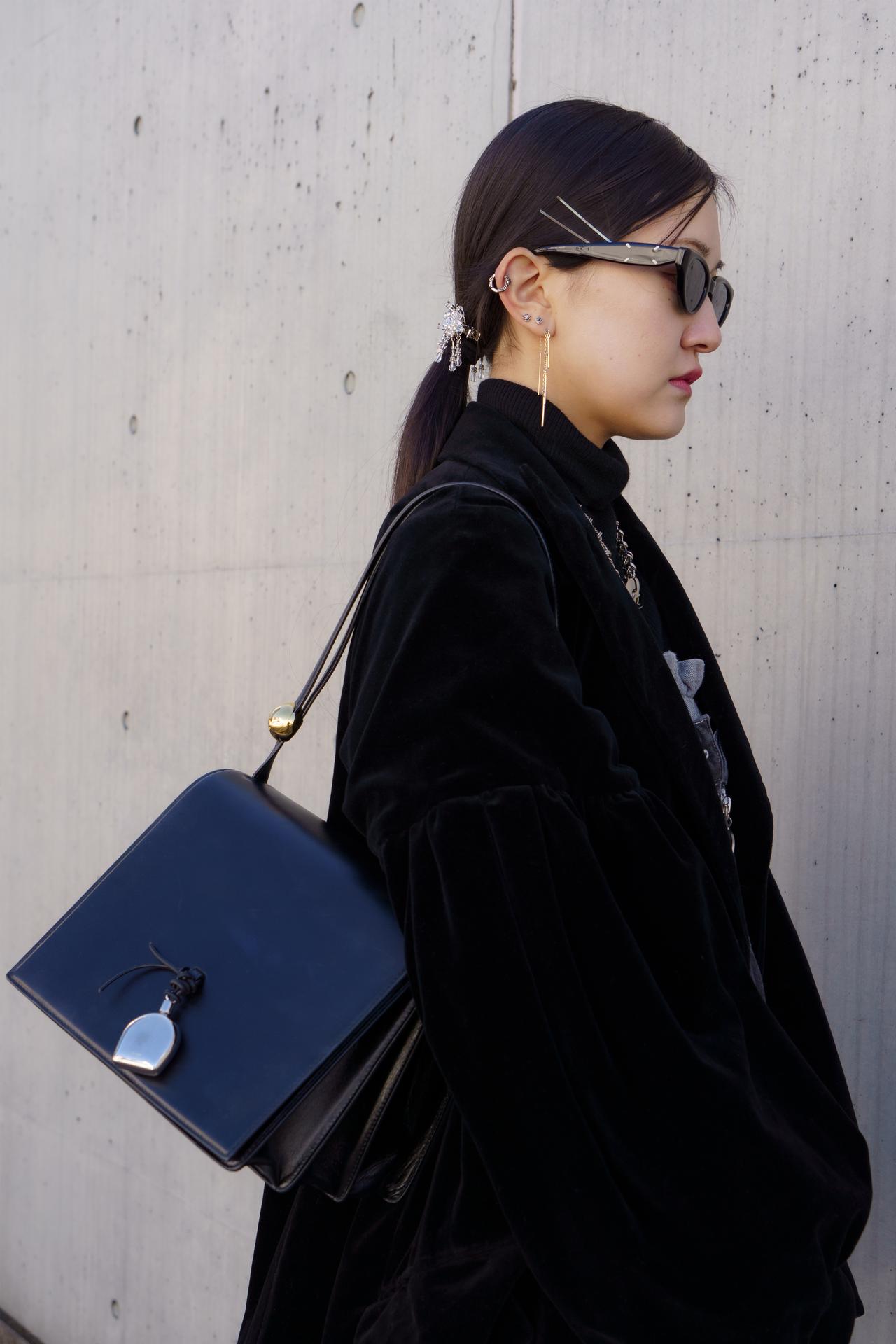 白 × 黒。たったそれだけなのに、こんなにオシャレな人をSNAP【CS街角スナップ】 - COORDiSNAP