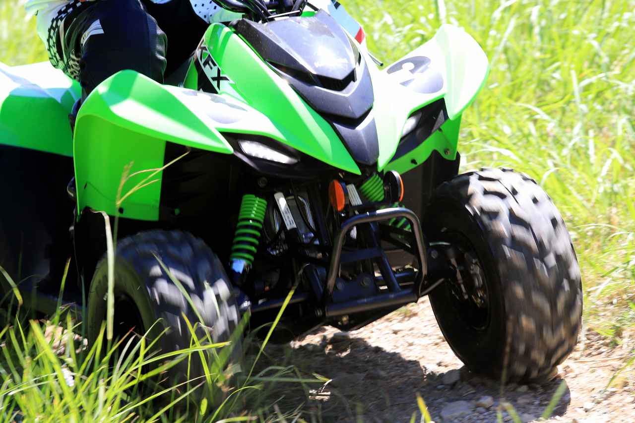 大人も楽しめる⁉ 6歳から乗れるカワサキ「KFX50」は小さな車体で悪路の坂もグングン進む！【インプレッション】 - Kawasaki ...