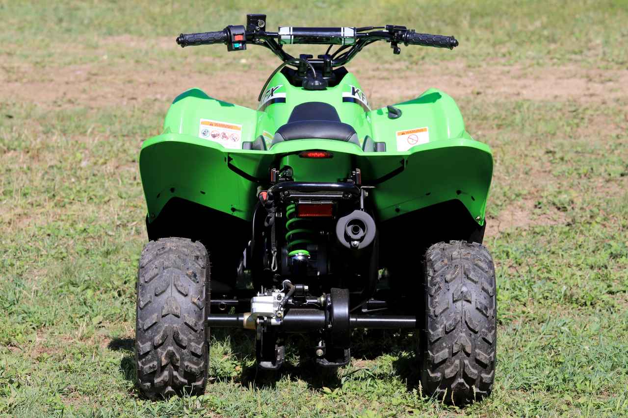 大人も楽しめる⁉ 6歳から乗れるカワサキ「KFX50」は小さな車体で悪路の坂もグングン進む！【インプレッション】 - Kawasaki ...
