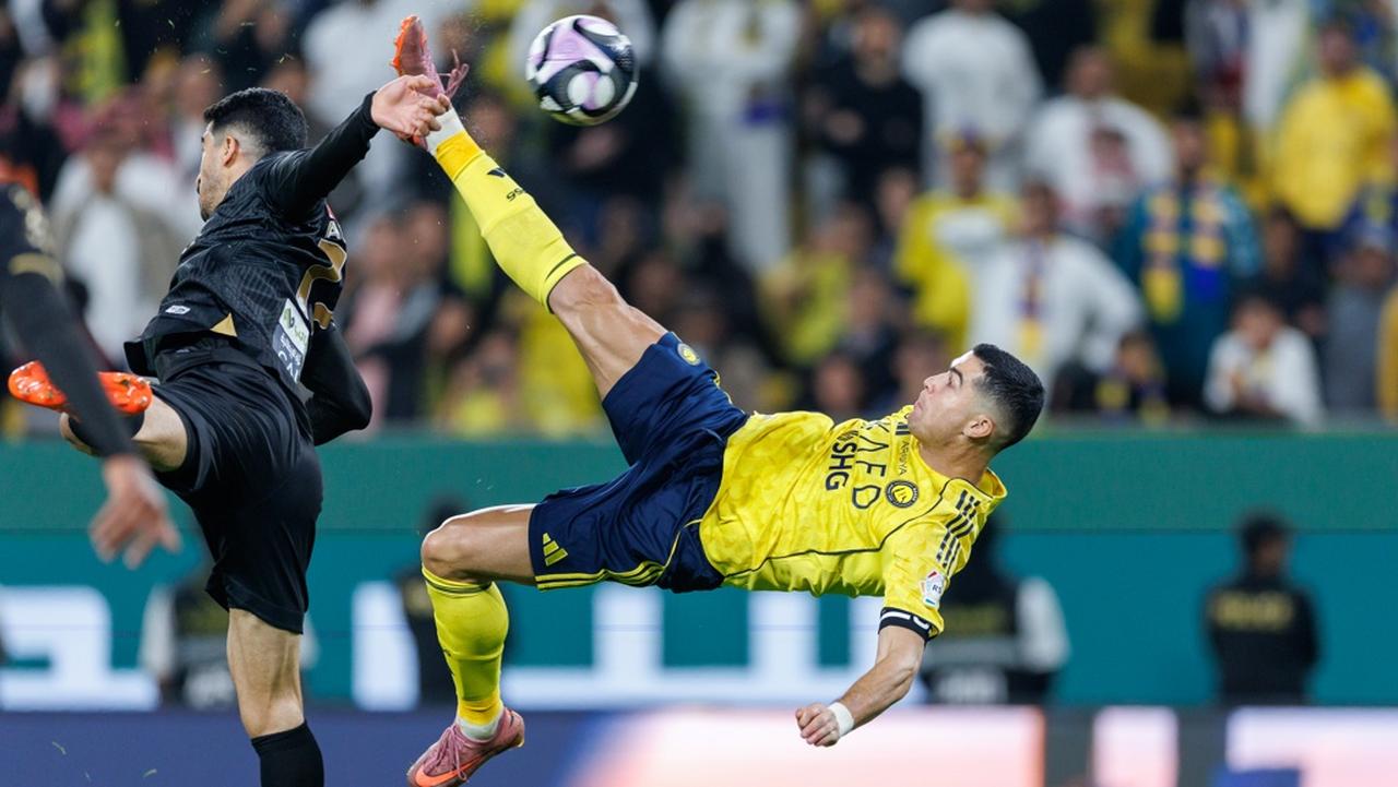 40歳ロナウド、衝撃のスーパーゴール！味方選手も思わず頭を抱える…『あの伝説ゴールと同じ』と監督称賛 - Qoly-Sports＆the Style