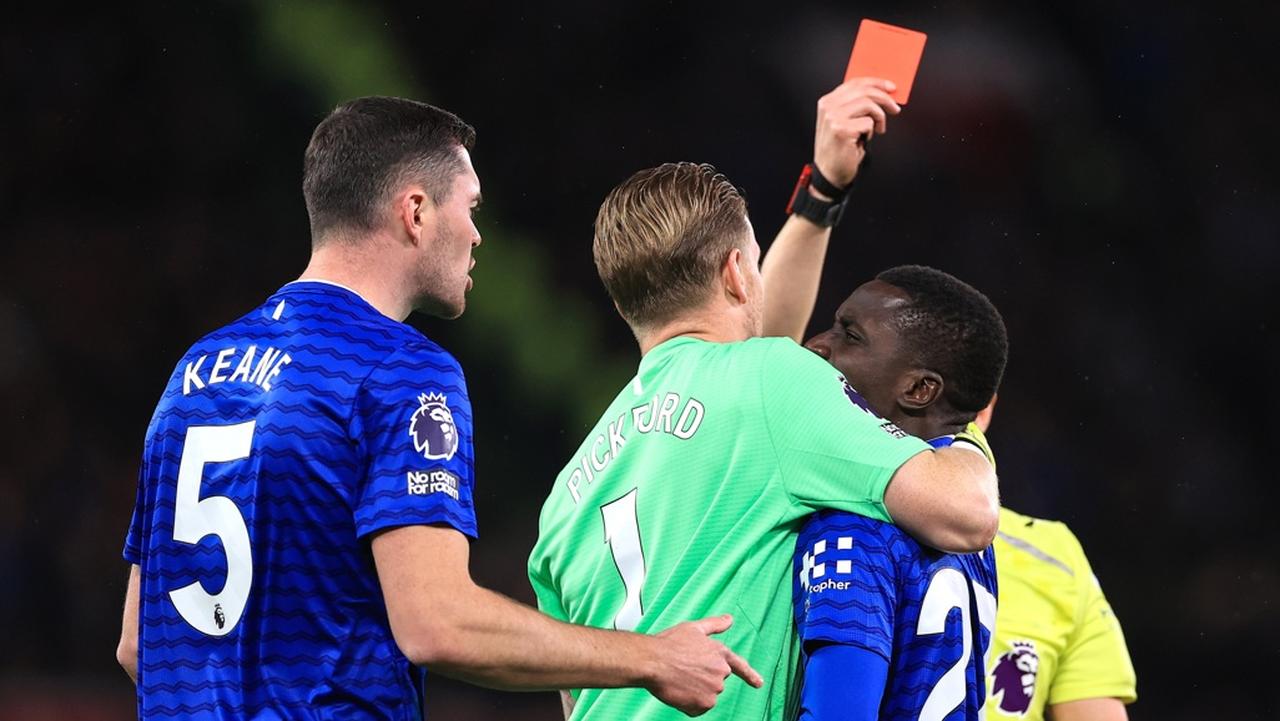 「お詫びする」味方選手を顔面ビンタして一発退場…エヴァートンMFが全関係者に謝罪 - Qoly-Sports＆the Style