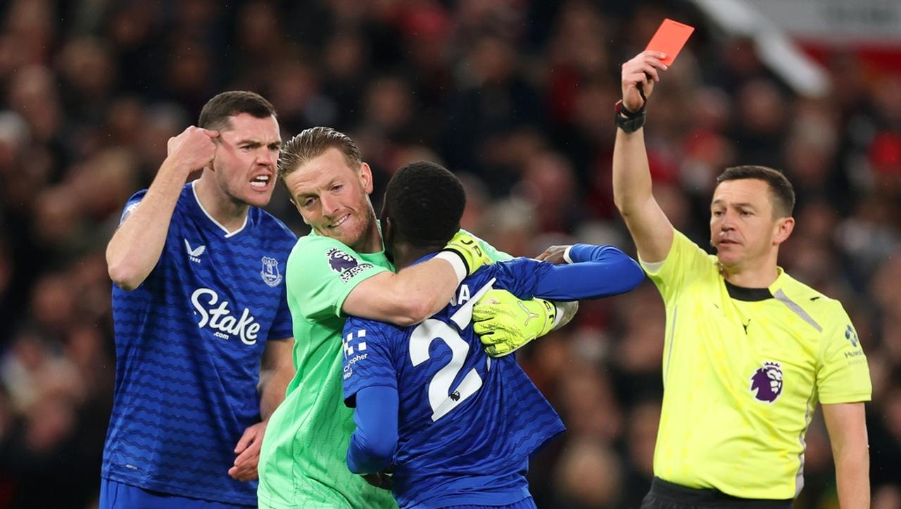 ありえない…味方を顔面ビンタしたエヴァートンMF、なんと前半13分で一発退場！「ケンカじゃない」とネヴィル兄は疑問視 - Qoly-Sports＆the Style