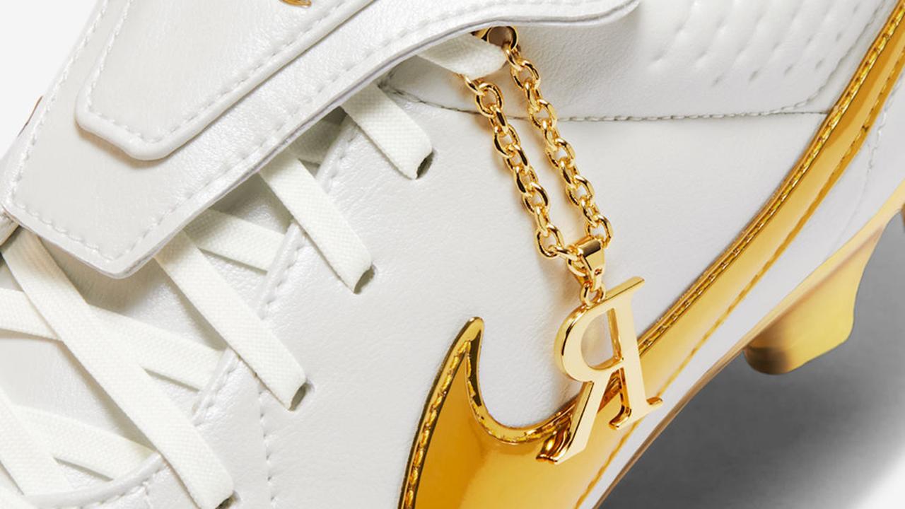 NIKEからロナウジーニョとコラボした伝説スパイク「タッチオブゴールド」が登場！10年のときを経て復活…12月10日発売 - Qoly-Sports＆the Style